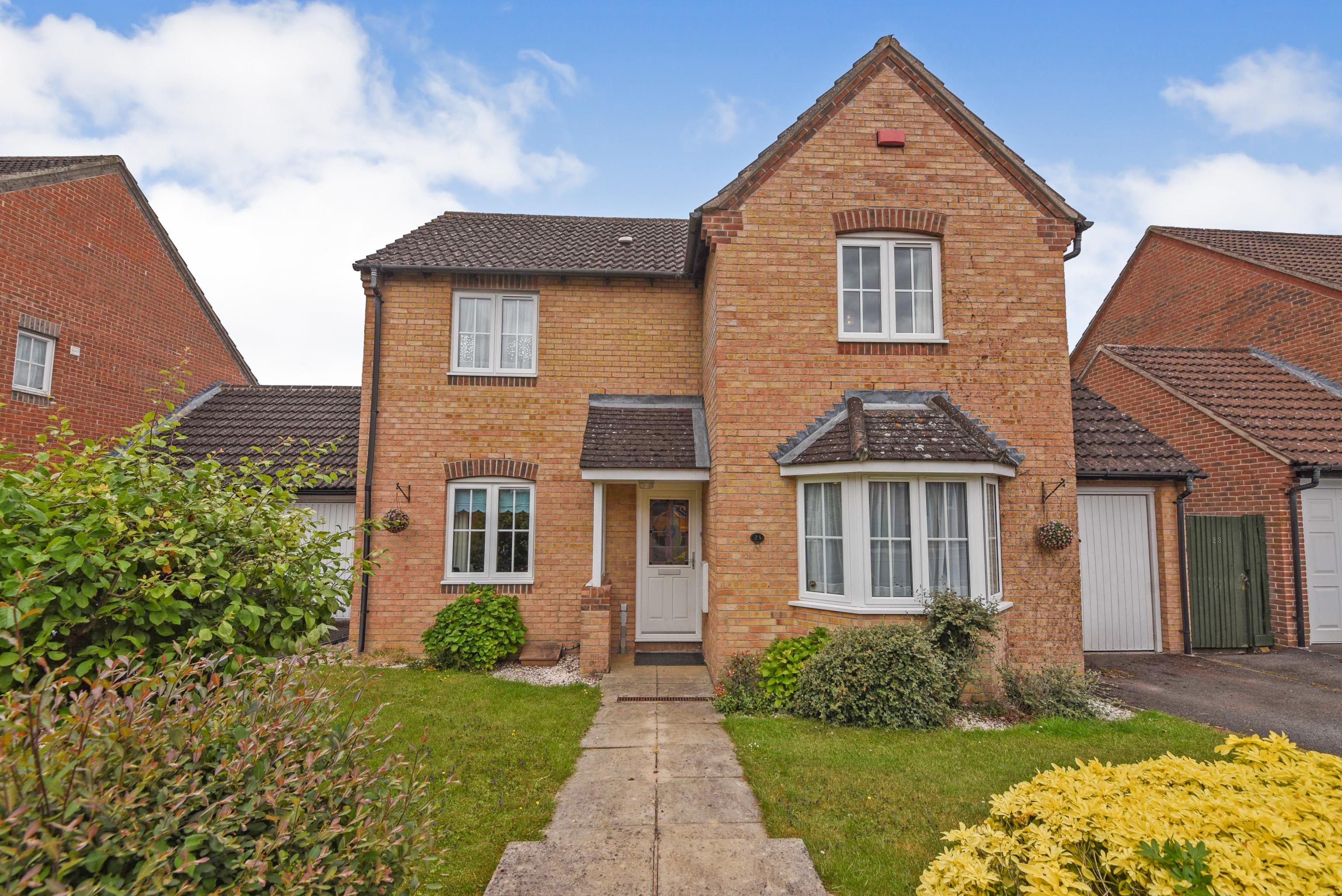 3 Bedroom Detached House For Sale In Trefoil Drove Thatcham Rg18 4el