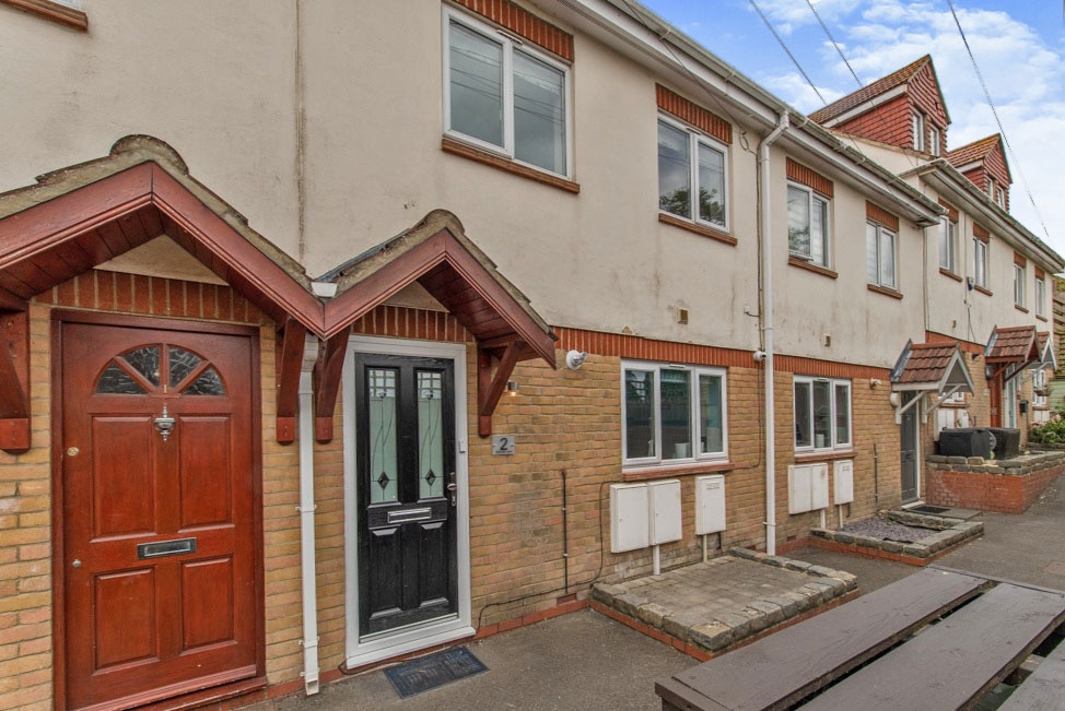 3 Bedroom Terraced House For Sale In West Street Rochester Me2 3xg