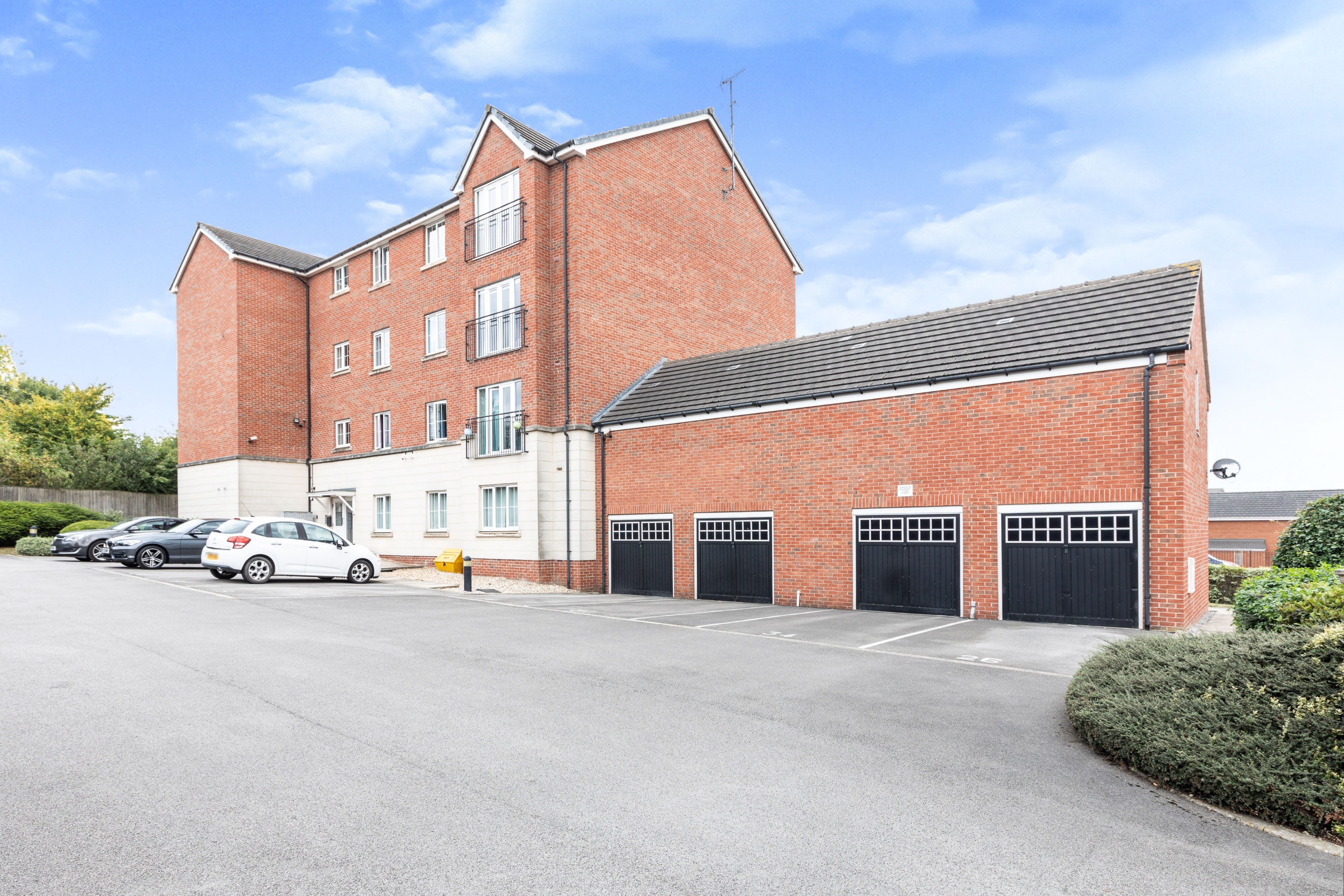 2 bedroom flat for sale in Waggon Road, Leeds, LS10 4GT