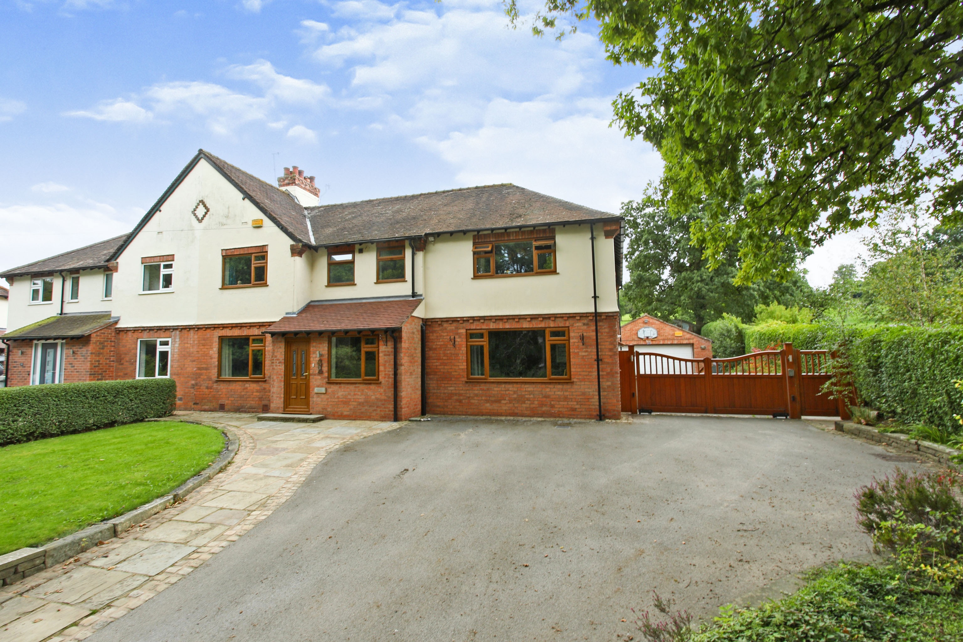 5 bedroom semi-detached house for sale in Manor Terrace, Langley ...