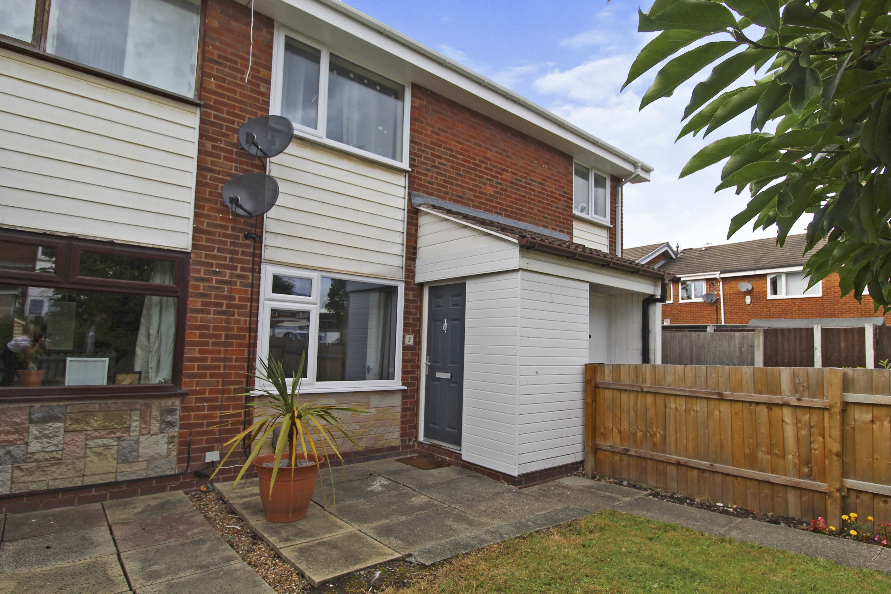 2 bedroom ground floor maisonette for sale in Rednal Walk, Wigan, WN3 5HF