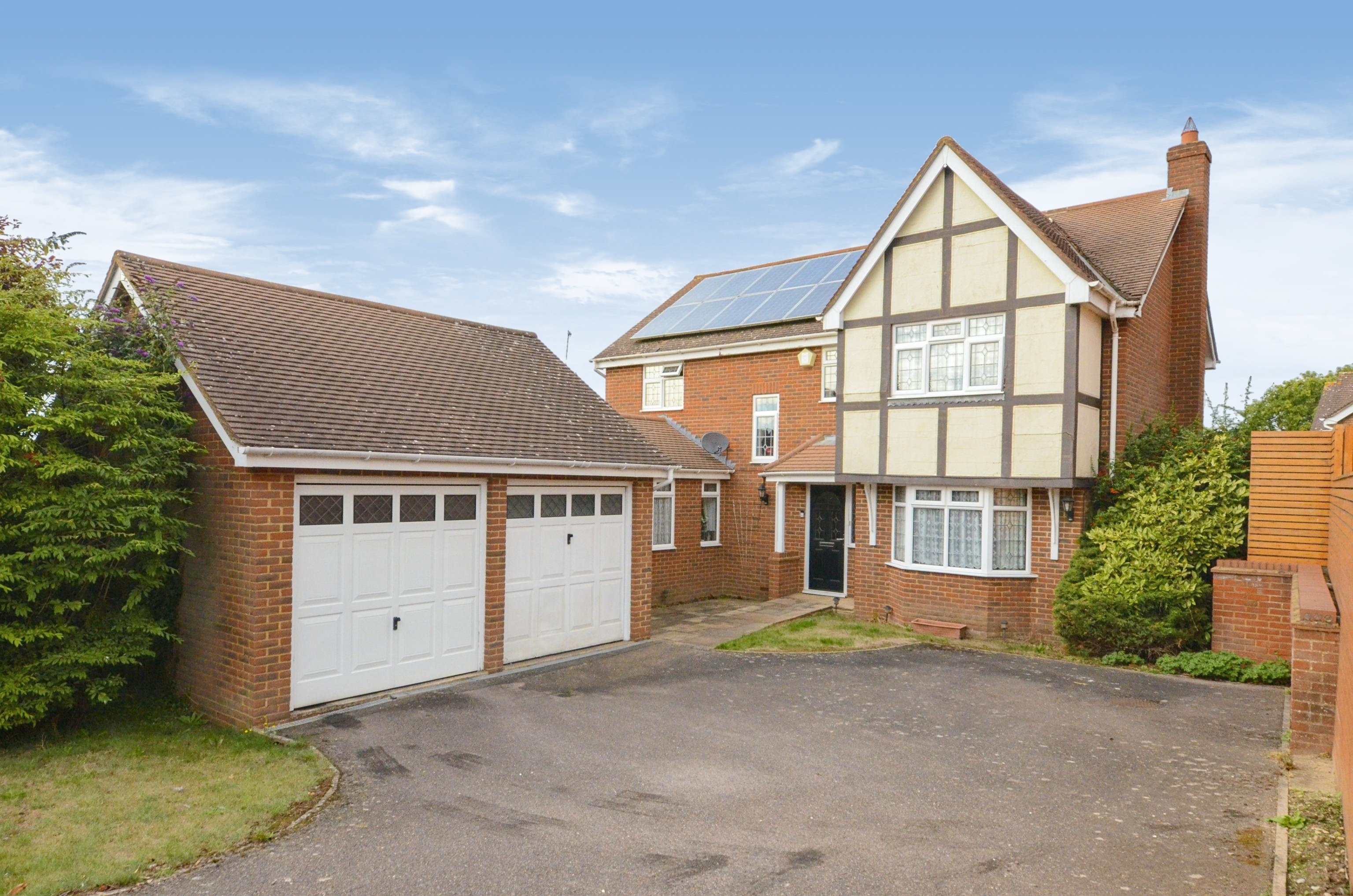 4 bedroom detached house for sale in Wayside, Radlett, WD7 9JN