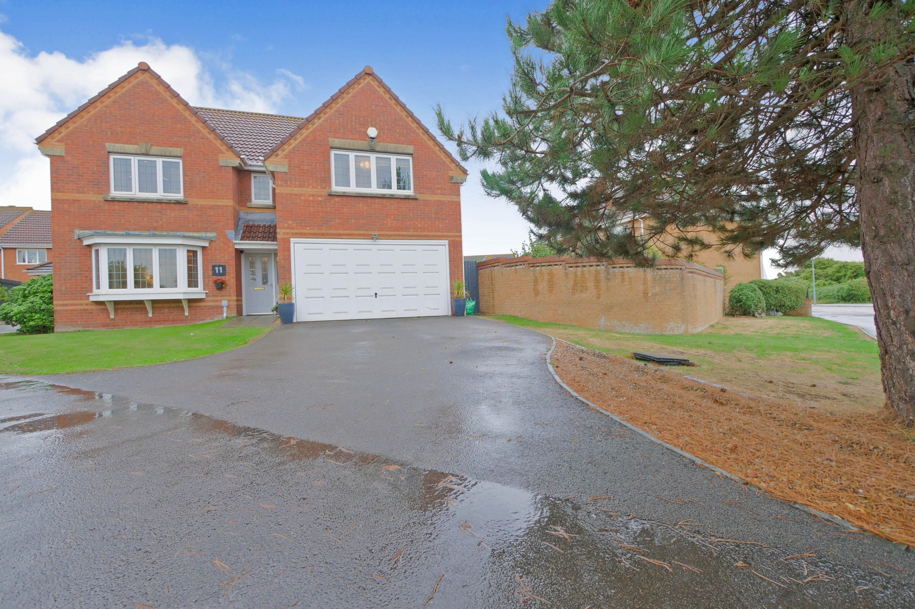 4 bedroom detached house for sale in Heol Y Pentir, Barry, CF62 3LQ